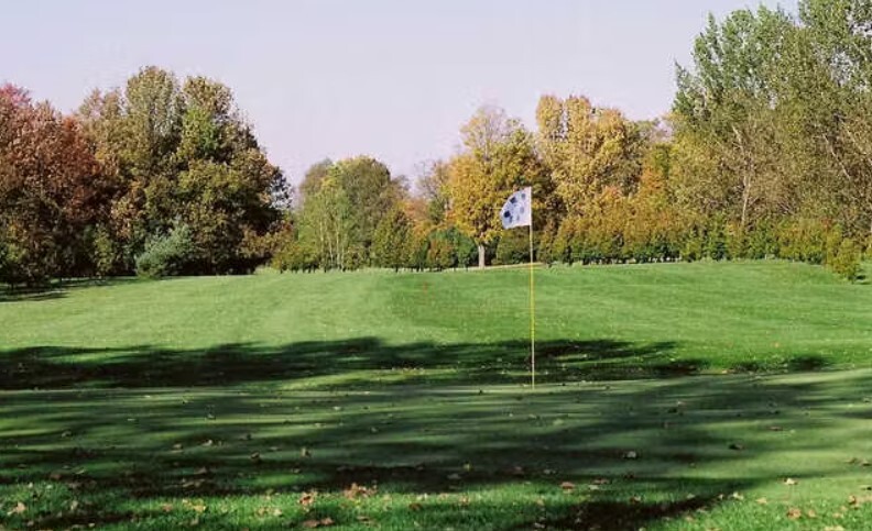Prepare for your round at Crestwood Golf Club | Hole19